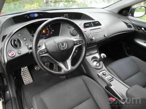 Black Honda Civic 2011 in Riga, with an engine capacity of 1.80 L and mileage of 203 thousand km for 3350 €, photo 8 on AUTOMOTO.COM.LV
