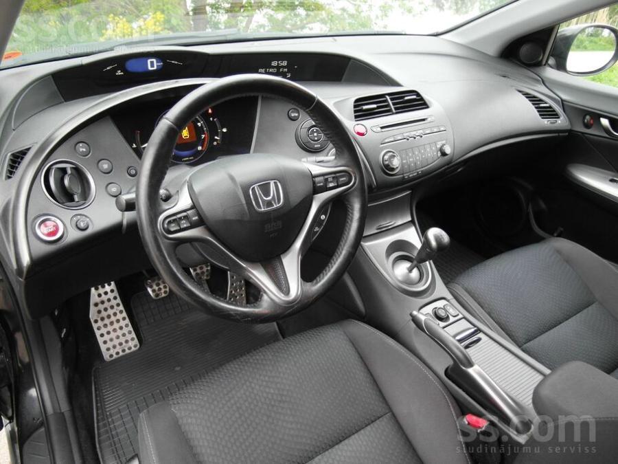 Black Honda Civic 2011 in Riga, with an engine capacity of 1.80 L and mileage of 203 thousand km for 3350 €, photo 8 on AUTOMOTO.COM.LV
