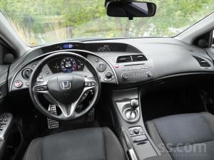 Black Honda Civic 2011 in Riga, with an engine capacity of 1.80 L and mileage of 203 thousand km for 3350 €, photo 11 on AUTOMOTO.COM.LV