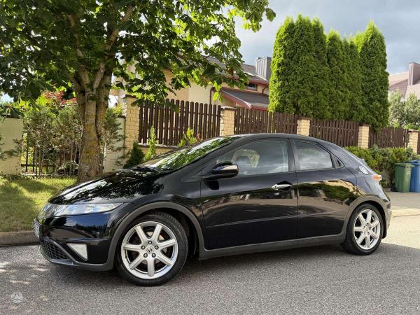Black Honda Civic 2011 in Vilnius, with an engine capacity of 1.80 L and mileage of 235 thousand km for 3450 €, photo 3 on AUTOMOTO.COM.LV