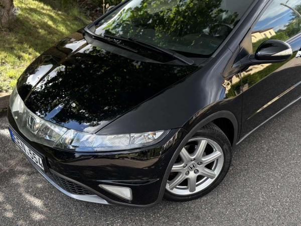 Black Honda Civic 2011 in Vilnius, with an engine capacity of 1.80 L and mileage of 235 thousand km for 3450 €, photo 4 on AUTOMOTO.COM.LV