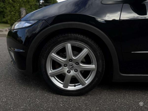Black Honda Civic 2011 in Vilnius, with an engine capacity of 1.80 L and mileage of 235 thousand km for 3450 €, photo 7 on AUTOMOTO.COM.LV