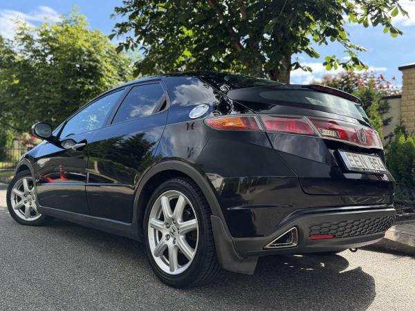Black Honda Civic 2011 in Vilnius, with an engine capacity of 1.80 L and mileage of 235 thousand km for 3450 €, photo 9 on AUTOMOTO.COM.LV