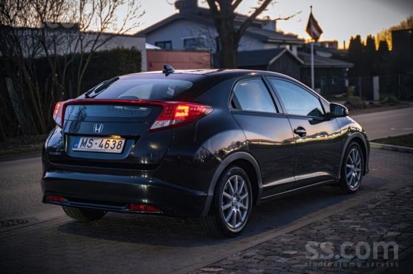 Black Honda Civic 2012 in Riga, with an engine capacity of 2.20 L and mileage of 0 thousand km for 4990 €, photo 4 on AUTOMOTO.COM.LV