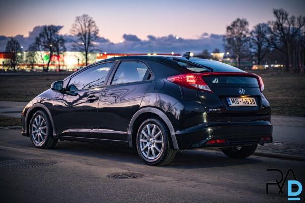 Black Honda Civic 2012 in Riga, with an engine capacity of 2.20 L and mileage of 298 thousand km for 4990 €, photo 3 on AUTOMOTO.COM.LV
