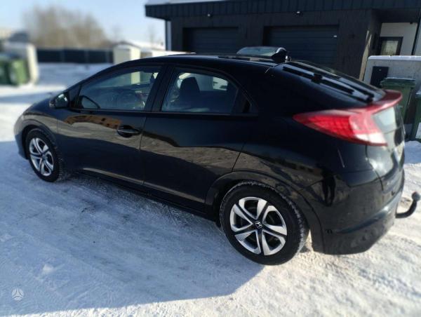 Black Honda Civic 2012 in Kaunas, with an engine capacity of 2.20 L and mileage of 245 thousand km for 4500 €, photo 1 on AUTOMOTO.COM.LV
