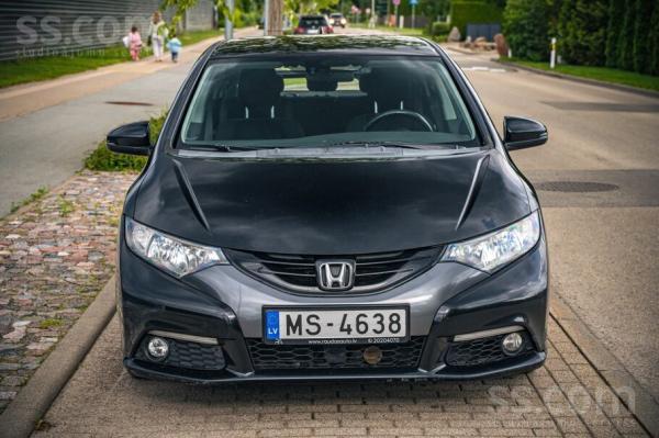 Black Honda Civic 2012 in Riga, with an engine capacity of 2.20 L and mileage of 298 thousand km for 4990 €, photo 2 on AUTOMOTO.COM.LV