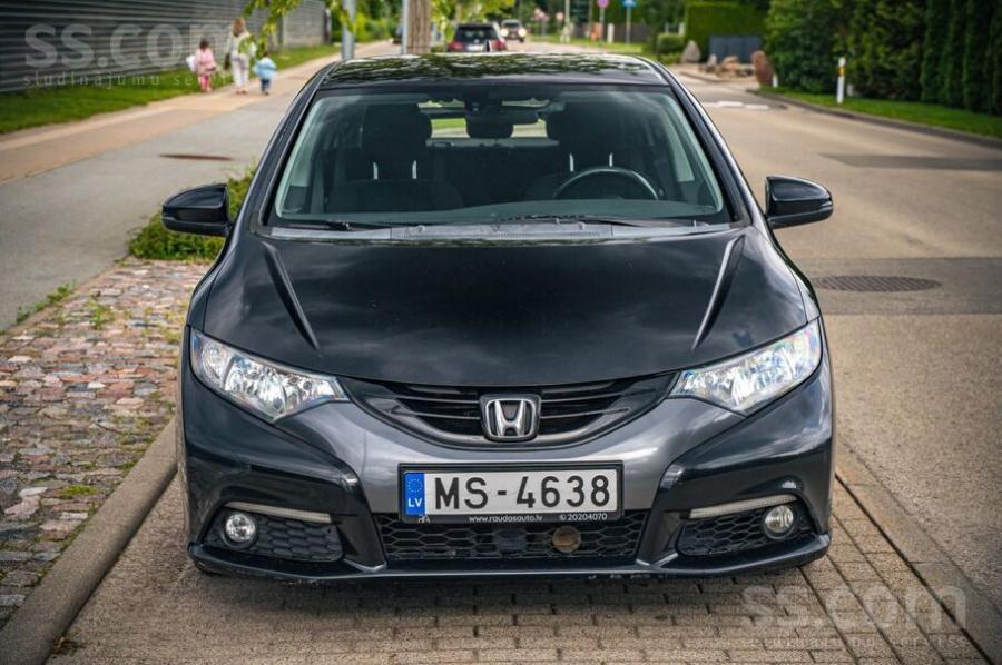 Black Honda Civic 2012 in Riga, with an engine capacity of 2.20 L and mileage of 298 thousand km for 4990 €, photo 3 on AUTOMOTO.COM.LV