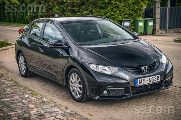 Black Honda Civic 2012 in Riga, with an engine capacity of 2.20 L and mileage of 298 thousand km for 4990 €, photo 3 on AUTOMOTO.COM.LV