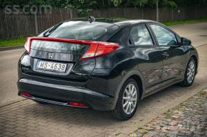 Black Honda Civic 2012 in Riga, with an engine capacity of 2.20 L and mileage of 298 thousand km for 4990 €, photo 5 on AUTOMOTO.COM.LV