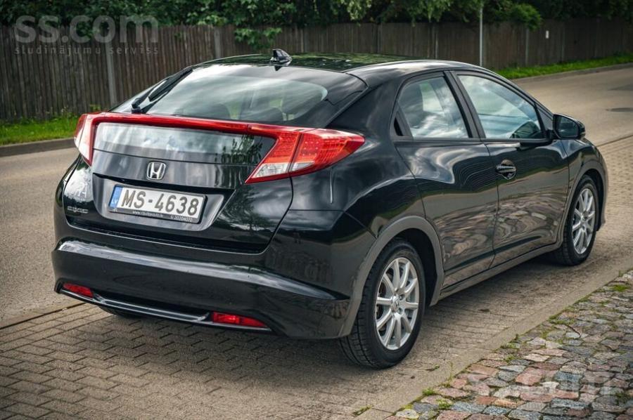 Black Honda Civic 2012 in Riga, with an engine capacity of 2.20 L and mileage of 298 thousand km for 4990 €, photo 5 on AUTOMOTO.COM.LV
