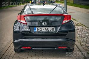 Black Honda Civic 2012 in Riga, with an engine capacity of 2.20 L and mileage of 298 thousand km for 4990 €, photo 6 on AUTOMOTO.COM.LV