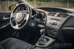 Black Honda Civic 2012 in Riga, with an engine capacity of 2.20 L and mileage of 298 thousand km for 4990 €, photo 8 on AUTOMOTO.COM.LV