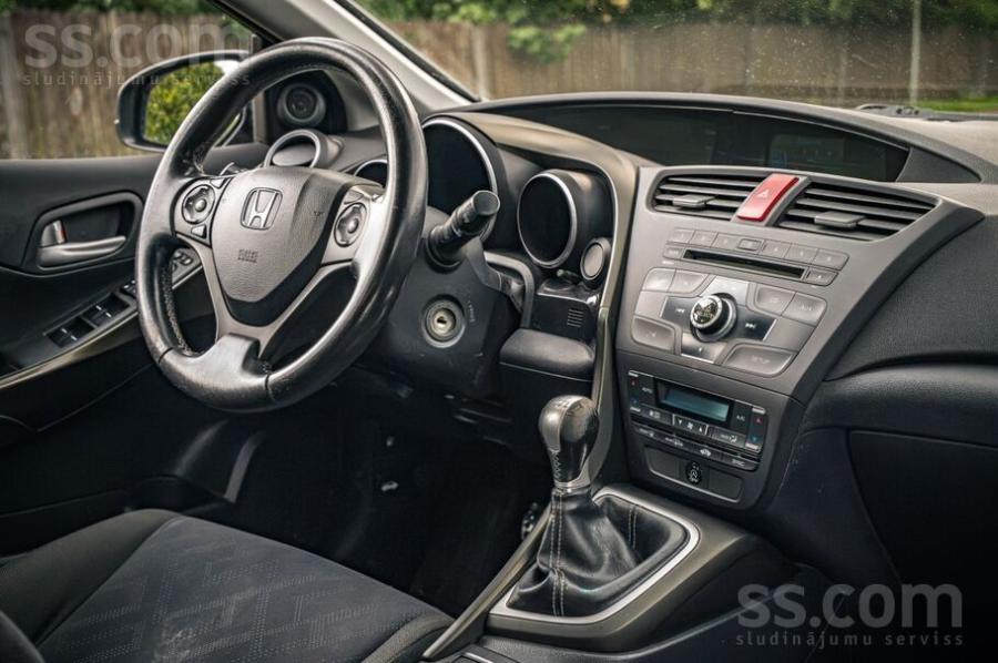 Black Honda Civic 2012 in Riga, with an engine capacity of 2.20 L and mileage of 298 thousand km for 4990 €, photo 8 on AUTOMOTO.COM.LV