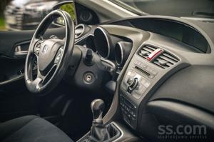Black Honda Civic 2012 in Riga, with an engine capacity of 2.20 L and mileage of 298 thousand km for 4990 €, photo 9 on AUTOMOTO.COM.LV