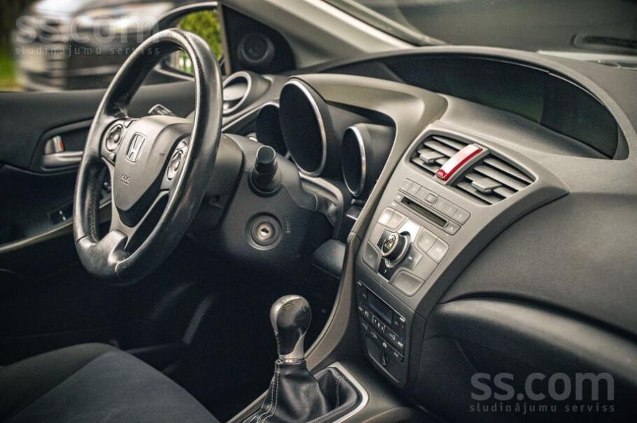 Black Honda Civic 2012 in Riga, with an engine capacity of 2.20 L and mileage of 298 thousand km for 4990 €, photo 9 on AUTOMOTO.COM.LV