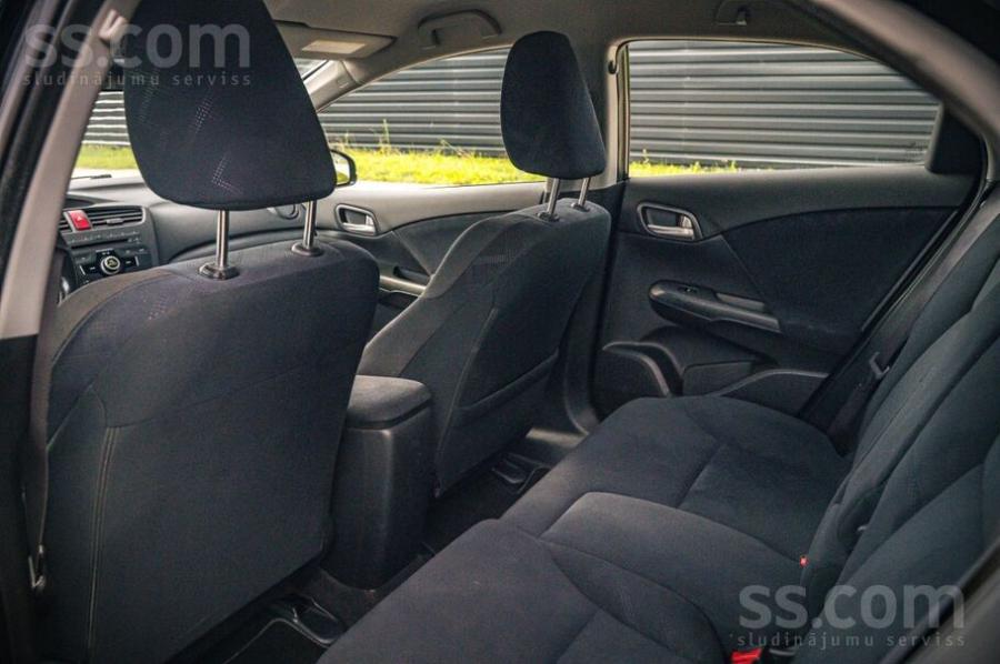 Black Honda Civic 2012 in Riga, with an engine capacity of 2.20 L and mileage of 298 thousand km for 4990 €, photo 14 on AUTOMOTO.COM.LV