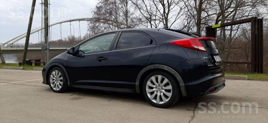 Black Honda Civic 2012 in Riga, with an engine capacity of 2.20 L and mileage of 303 thousand km for 4800 €, photo 5 on AUTOMOTO.COM.LV