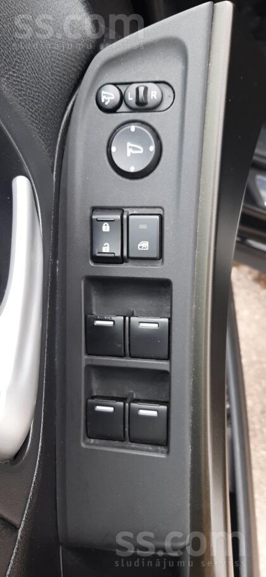 Black Honda Civic 2012 in Riga, with an engine capacity of 2.20 L and mileage of 303 thousand km for 4800 €, photo 8 on AUTOMOTO.COM.LV
