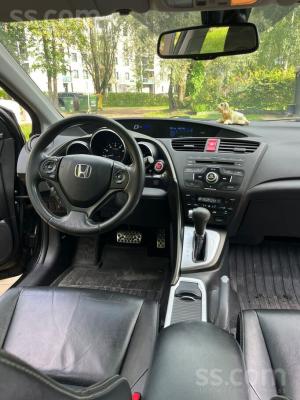 Melns Honda Civic 2012 Rīga, ar dzinēja tilpumu 1.80 L un nobraukumu 221 tūkst. km par 5700 €, foto 5 vietnē AUTOMOTO.COM.LV