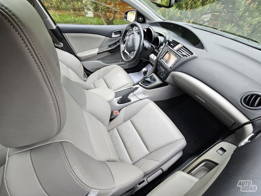 Black Honda Civic 2012 in Klaipeda, with an engine capacity of 2.20 L and mileage of 235 thousand km for 5650 €, photo 12 on AUTOMOTO.COM.LV