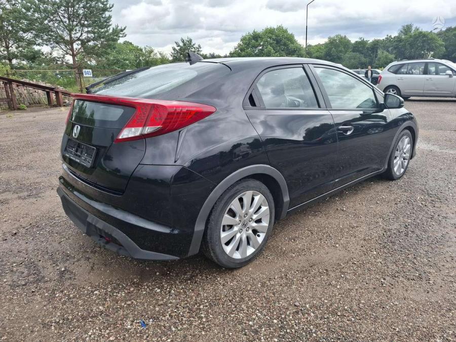 Black Honda Civic 2013 in Alytus, with an engine capacity of 1.60 L and mileage of 220 thousand km for 5500 €, photo 4 on AUTOMOTO.COM.LV