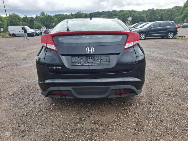 Black Honda Civic 2013 in Alytus, with an engine capacity of 1.60 L and mileage of 220 thousand km for 5500 €, photo 4 on AUTOMOTO.COM.LV