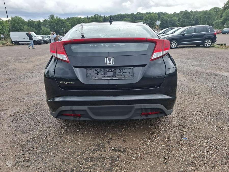 Black Honda Civic 2013 in Alytus, with an engine capacity of 1.60 L and mileage of 220 thousand km for 5500 €, photo 5 on AUTOMOTO.COM.LV