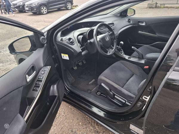 Black Honda Civic 2013 in Alytus, with an engine capacity of 1.60 L and mileage of 220 thousand km for 5500 €, photo 6 on AUTOMOTO.COM.LV