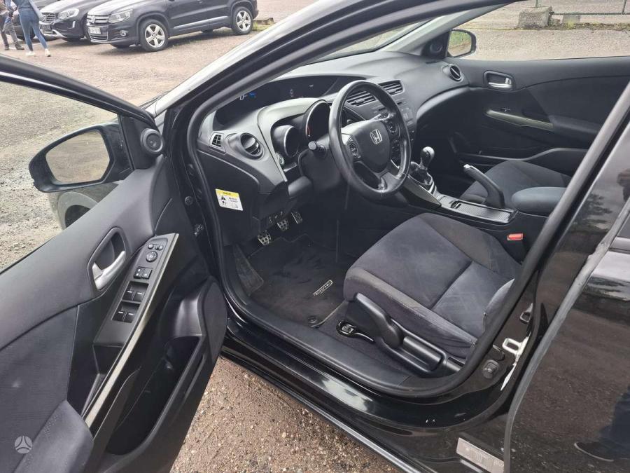 Black Honda Civic 2013 in Alytus, with an engine capacity of 1.60 L and mileage of 220 thousand km for 5500 €, photo 7 on AUTOMOTO.COM.LV