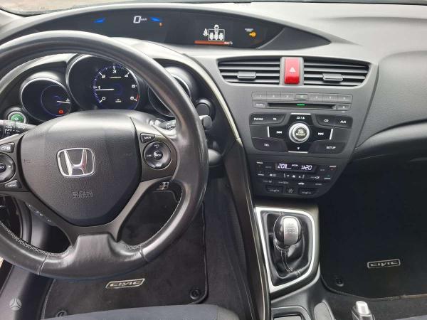Black Honda Civic 2013 in Alytus, with an engine capacity of 1.60 L and mileage of 220 thousand km for 5500 €, photo 7 on AUTOMOTO.COM.LV