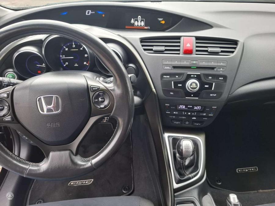 Black Honda Civic 2013 in Alytus, with an engine capacity of 1.60 L and mileage of 220 thousand km for 5500 €, photo 8 on AUTOMOTO.COM.LV