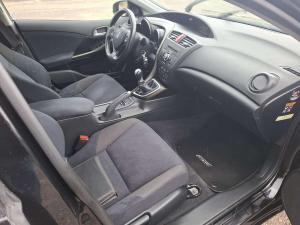 Black Honda Civic 2013 in Alytus, with an engine capacity of 1.60 L and mileage of 220 thousand km for 5500 €, photo 15 on AUTOMOTO.COM.LV