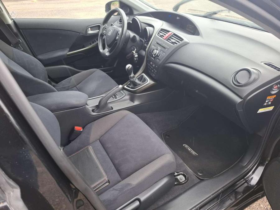 Black Honda Civic 2013 in Alytus, with an engine capacity of 1.60 L and mileage of 220 thousand km for 5500 €, photo 15 on AUTOMOTO.COM.LV