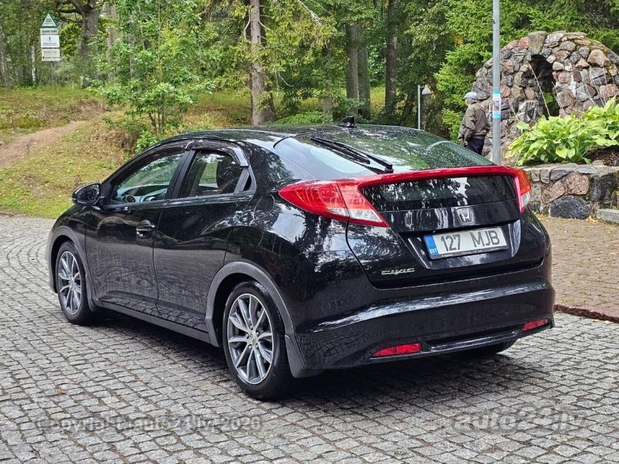 Melns Honda Civic 2013 Tallina, ar dzinēja tilpumu 1.80 L un nobraukumu 150 tūkst. km par 7500 €, foto 6 vietnē AUTOMOTO.COM.LV