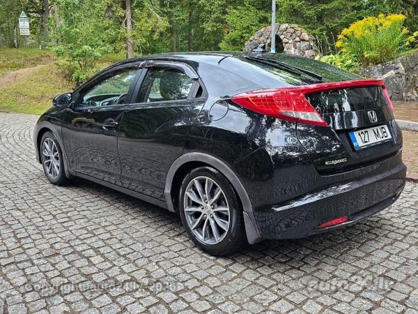 Honda Civic 2013 Tallina vietnē Melns Honda Civic 2013 Tallina, ar dzinēja tilpumu 1.80 L un nobraukumu 150 tūkst. km par 7500 €, foto 8 vietnē AUTOMOTO.COM.LV