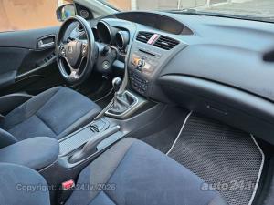 Melns Honda Civic 2013 Tallina, ar dzinēja tilpumu 1.80 L un nobraukumu 150 tūkst. km par 7500 €, foto 22 vietnē AUTOMOTO.COM.LV