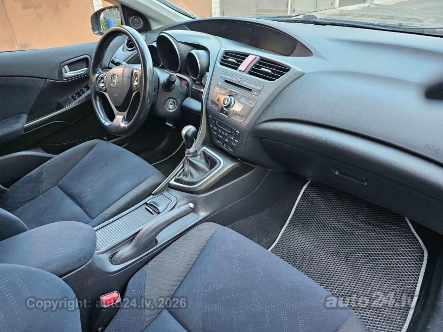 Melns Honda Civic 2013 Tallina, ar dzinēja tilpumu 1.80 L un nobraukumu 150 tūkst. km par 7500 €, foto 22 vietnē AUTOMOTO.COM.LV