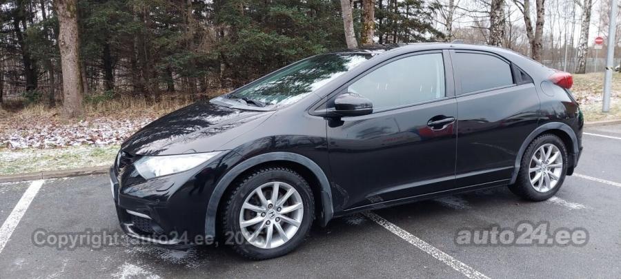 Melns Honda Civic 2015 Tallina, ar dzinēja tilpumu 1.80 L un nobraukumu 100 tūkst. km par 10990 €, foto 1 vietnē AUTOMOTO.COM.LV
