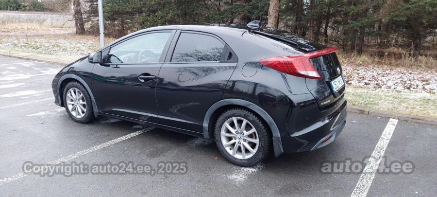 Melns Honda Civic 2015 Tallina, ar dzinēja tilpumu 1.80 L un nobraukumu 100 tūkst. km par 10990 €, foto 2 vietnē AUTOMOTO.COM.LV