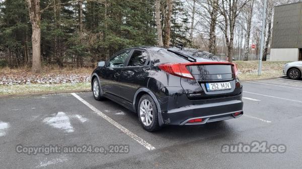 Black Honda Civic 2015 in Tallinn, with an engine capacity of 1.80 L and mileage of 100 thousand km for 10990 €, photo 3 on AUTOMOTO.COM.LV