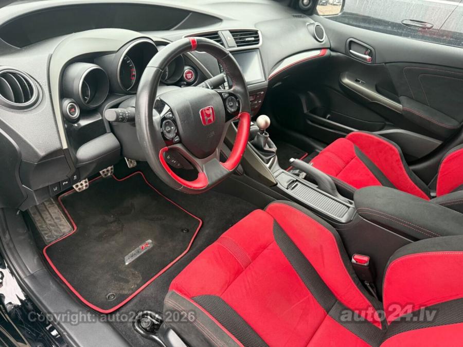 Black Honda Civic 2016 in Tallinn, with an engine capacity of 2.00 L and mileage of 7 thousand km for 21999 €, photo 5 on AUTOMOTO.COM.LV