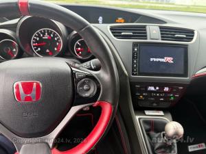 Black Honda Civic 2016 in Tallinn, with an engine capacity of 2.00 L and mileage of 7 thousand km for 21999 €, photo 6 on AUTOMOTO.COM.LV