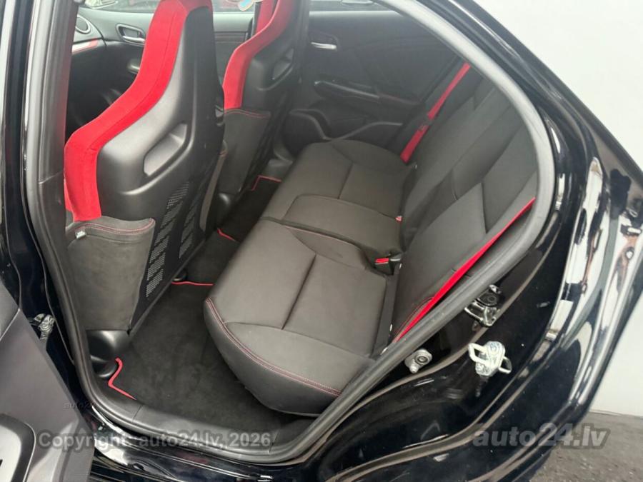Black Honda Civic 2016 in Tallinn, with an engine capacity of 2.00 L and mileage of 7 thousand km for 21999 €, photo 8 on AUTOMOTO.COM.LV