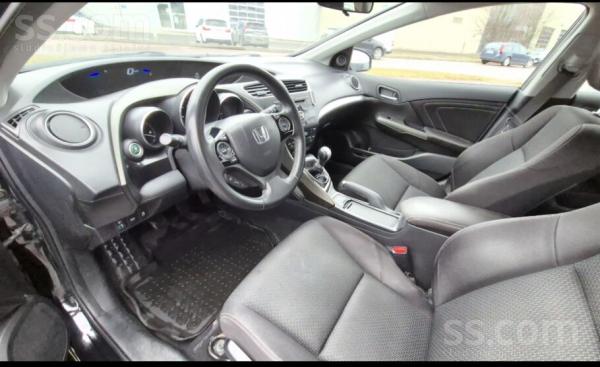 Black Honda Civic 2016 in Riga, with an engine capacity of 1.60 L and mileage of 159 thousand km for 9500 €, photo 5 on AUTOMOTO.COM.LV