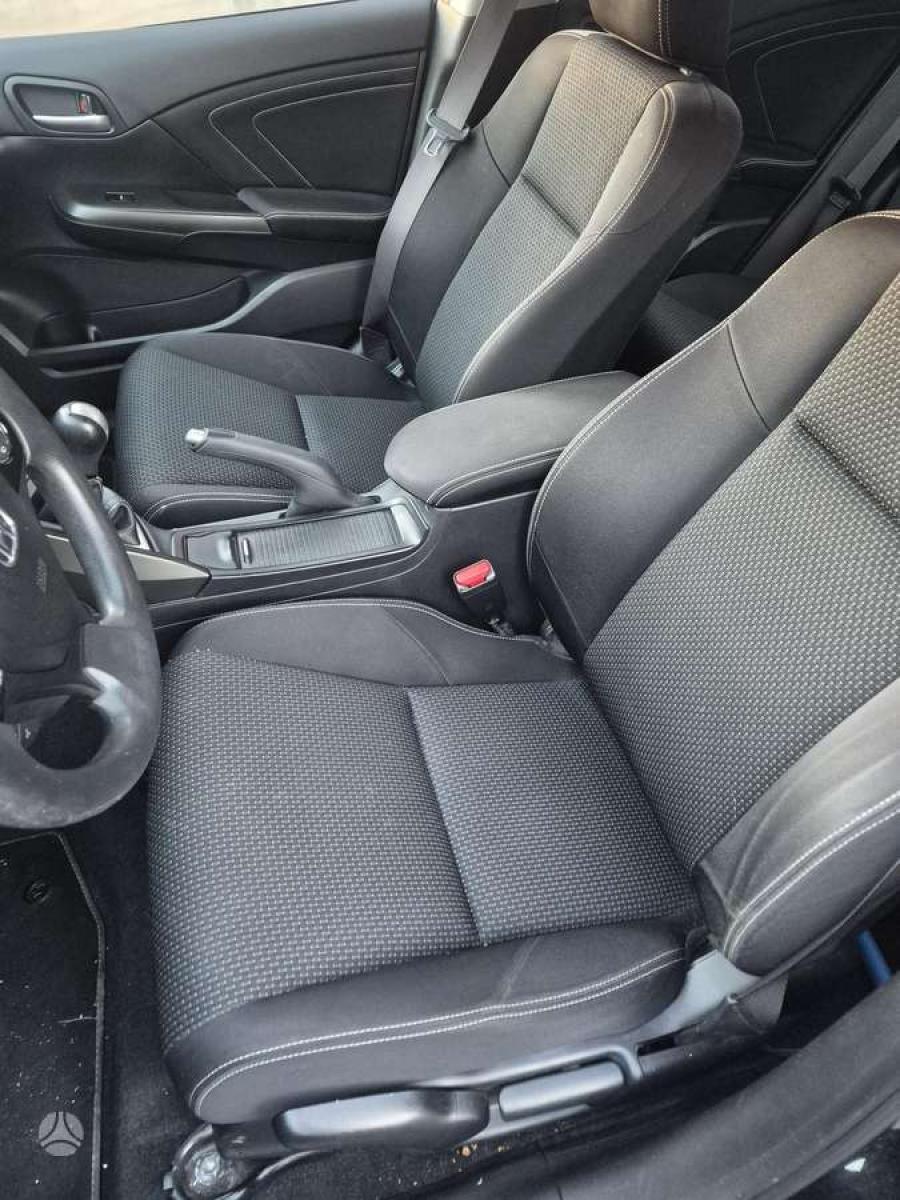 Black Honda Civic 2016 in Joniskis, with an engine capacity of 1.34 L and mileage of 123 thousand km for 8300 €, photo 7 on AUTOMOTO.COM.LV