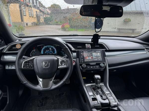Black Honda Civic 2017 in Kuldiga, with an engine capacity of 1.00 L and mileage of 119 thousand km for 11500 €, photo 5 on AUTOMOTO.COM.LV