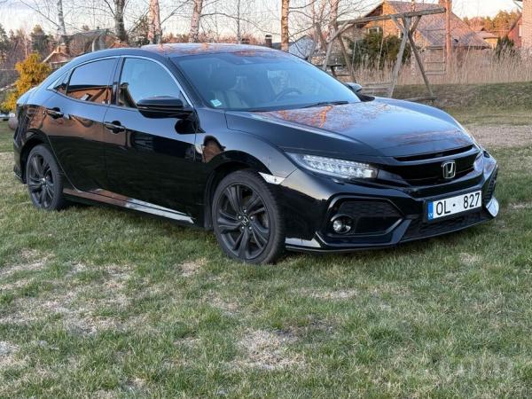 Black Honda Civic 2018 in Riga, with an engine capacity of 1.60 L and mileage of 223 thousand km for 12450 €, photo 3 on AUTOMOTO.COM.LV