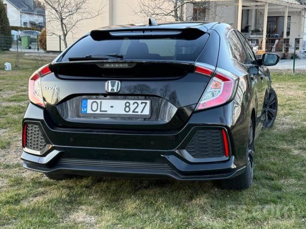 Black Honda Civic 2018 in Riga, with an engine capacity of 1.60 L and mileage of 223 thousand km for 12450 €, photo 6 on AUTOMOTO.COM.LV