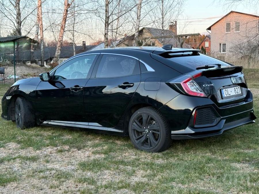 Black Honda Civic 2018 in Riga, with an engine capacity of 1.60 L and mileage of 223 thousand km for 12450 €, photo 8 on AUTOMOTO.COM.LV